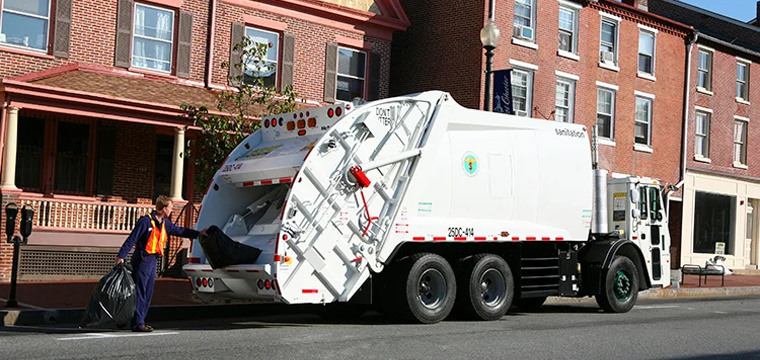 McNeilus Standard Rear Loader